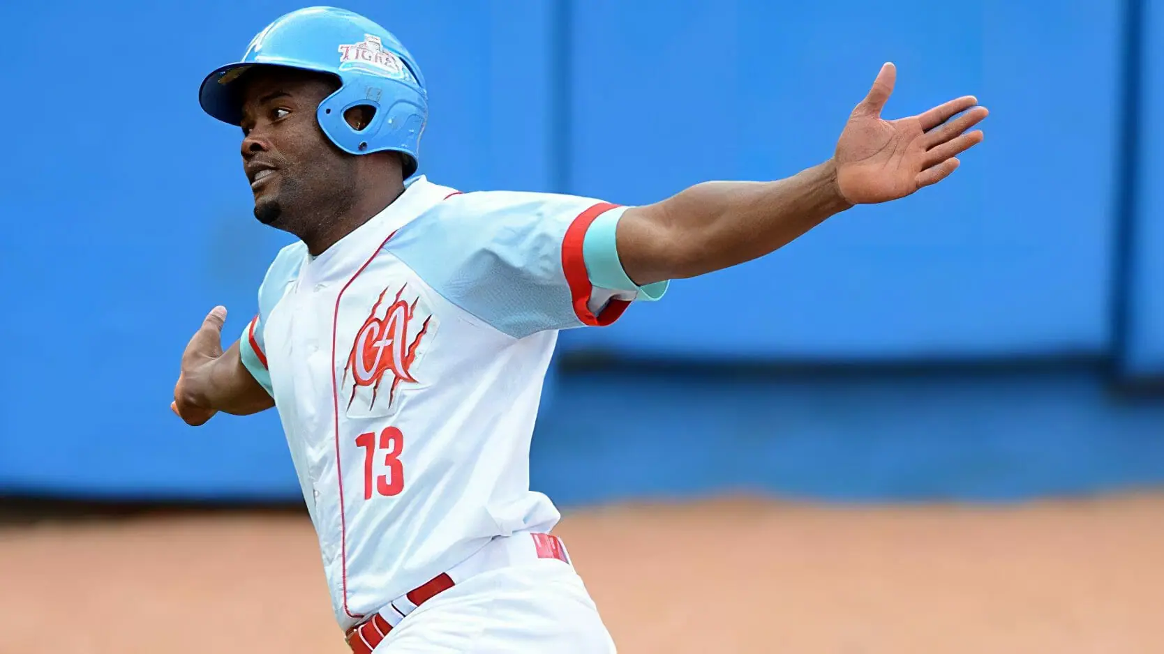 Otra gloria del deporte cubano que emigra a EE. UU, expelotero Yoelvis ...