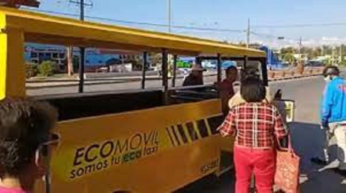 Un microbús eléctrico circula por las calles de Sancti Spíritus